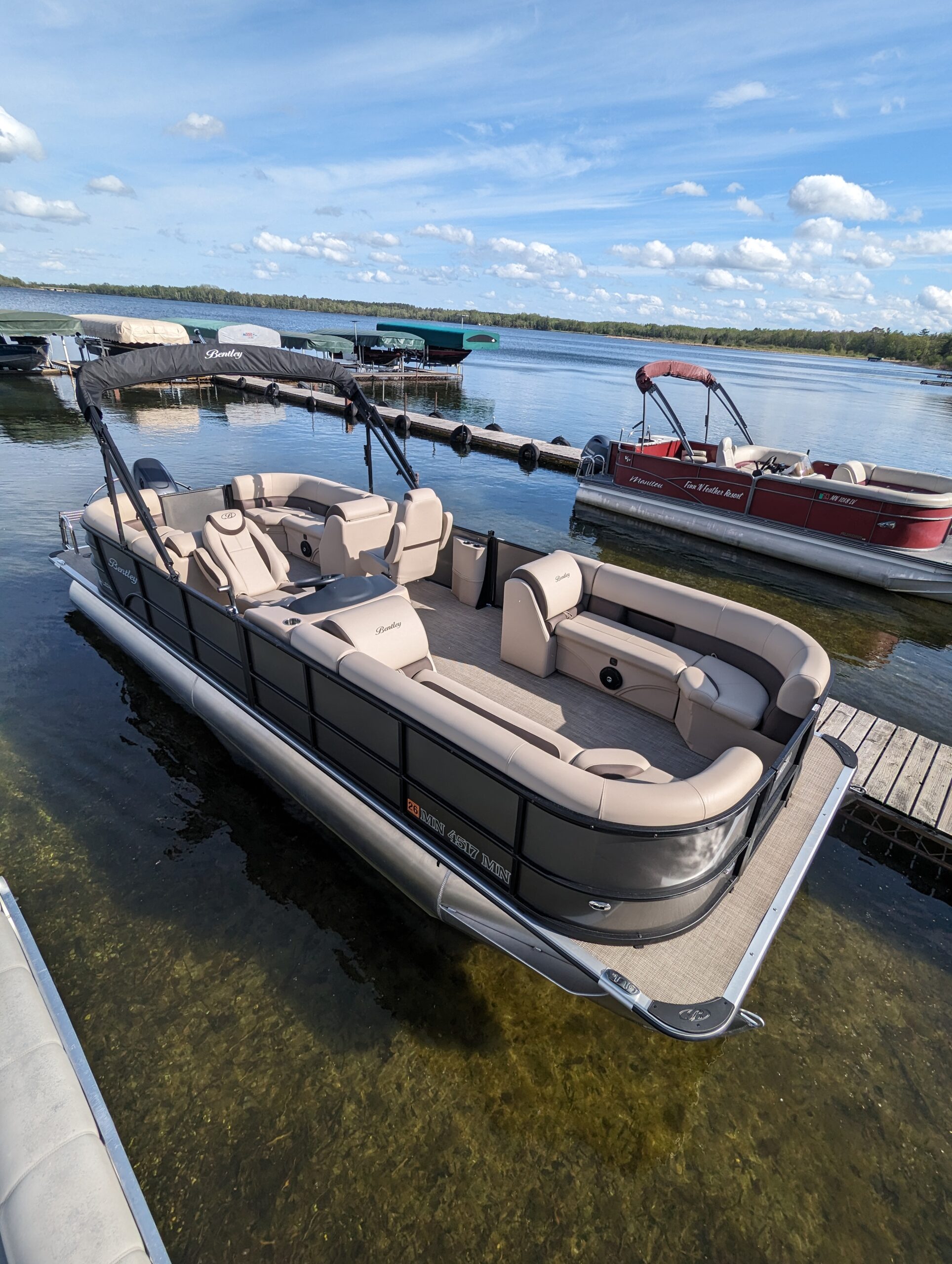 Bentley pontoon - Finn N Feather Resort